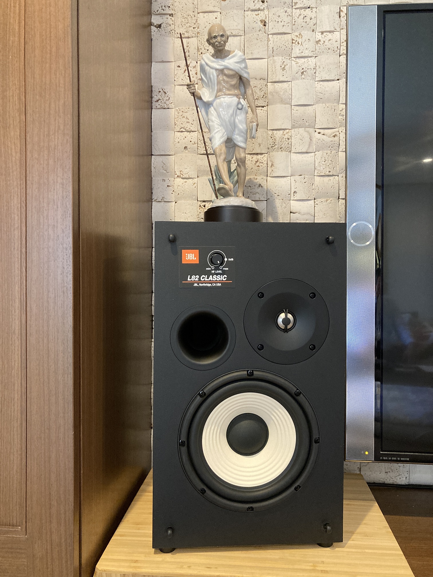 日当たりの良い素敵なリビングに2WAY＆110インチサウンドスクリーンをインストール！| ホームシアター工房