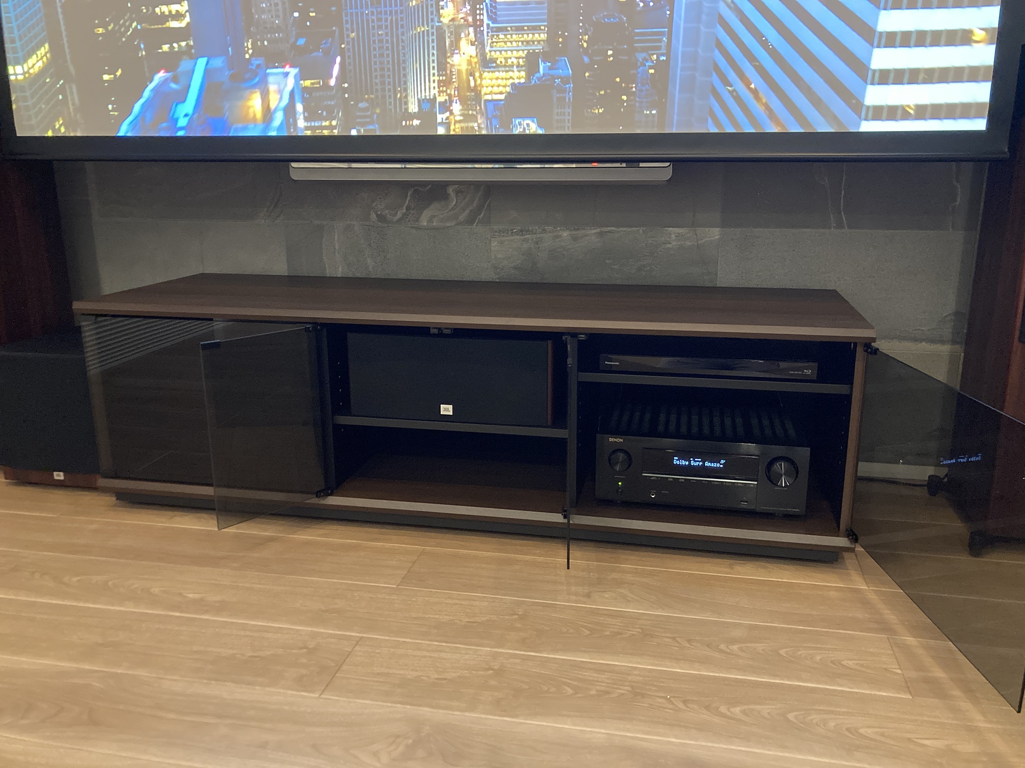 スッキリとしたリビングに5.1.2chアトモス対応シアターを | ホームシアター工房